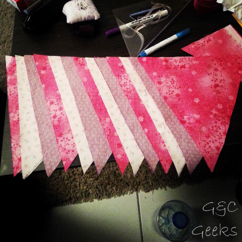 Guirlande de fanions ou petite décoration facile pour la chambre de bébé